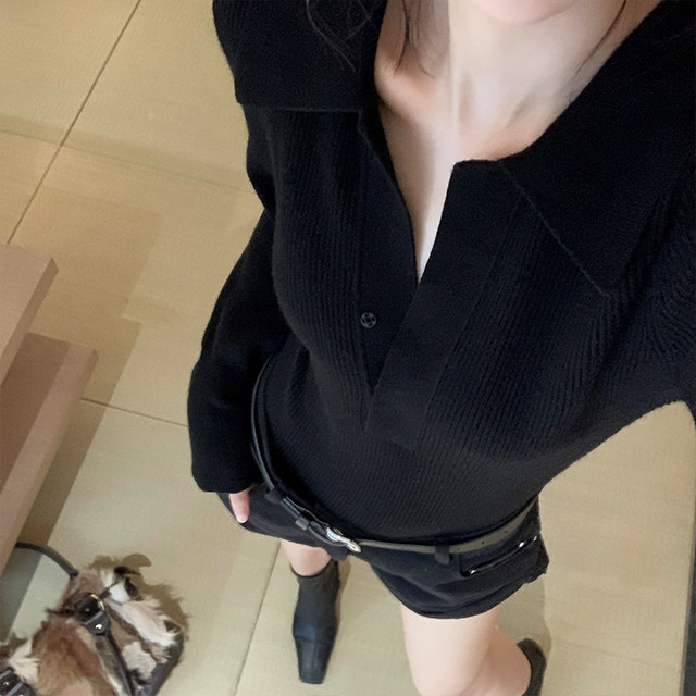 Gyokuu black V -neck dark buckle wool knitted body shirt