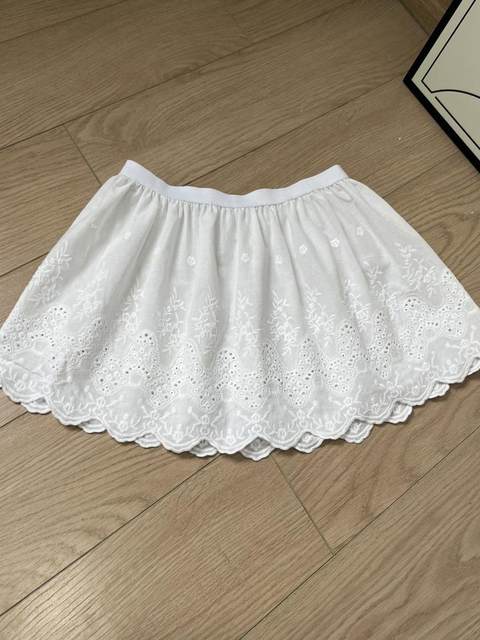 Fresh and sweet sweater bottom with a small fart curtain artifact ...