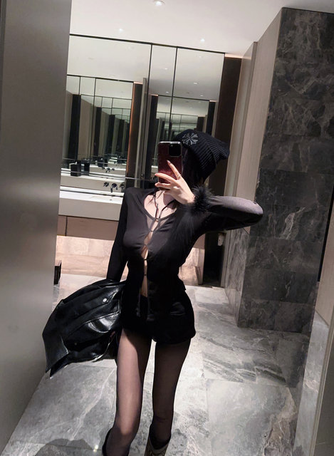 EVA Junjun Sauce Hot Girl sexy hanging neck hollow design sense niche cuff feather t -shirt ...