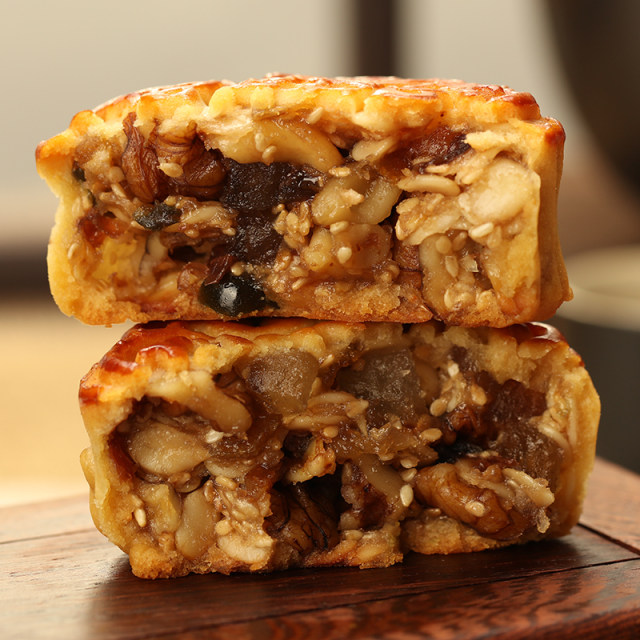 Mid-Autumn Festival mooncakes, egg yolk, lotus paste, five-nut bean ...