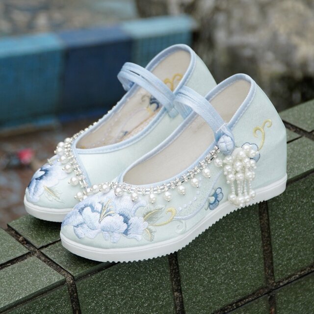Spring match with ancient costumes and ancient style Hanfu shoes for ...