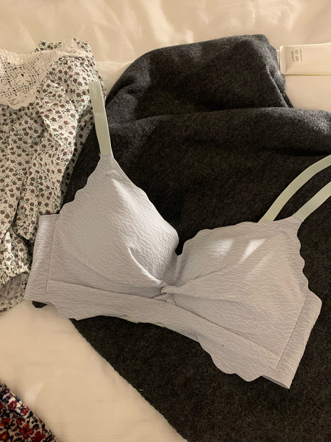 No trace underwear female small breasts gathered to show a large steel ...