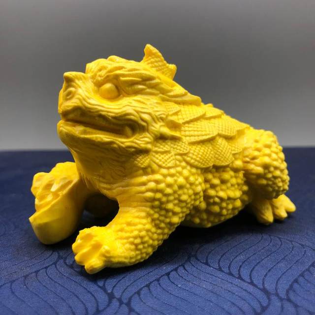 Boxwood carved three-legged golden toad, hand piece to attract wealth ...