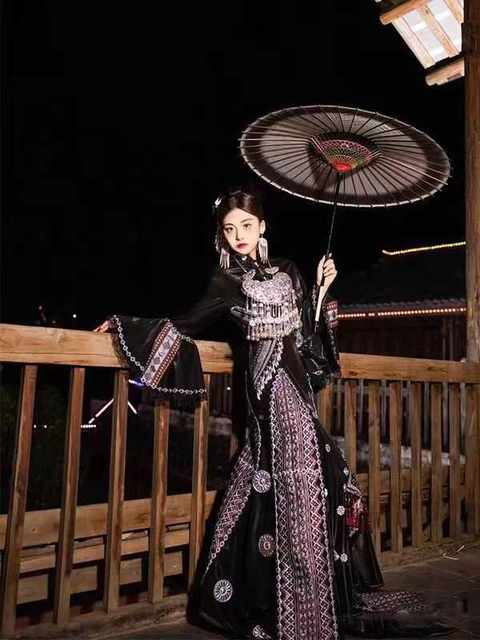 New Miao Xianjiang Miao girl minority clothing model Jingtai show ...