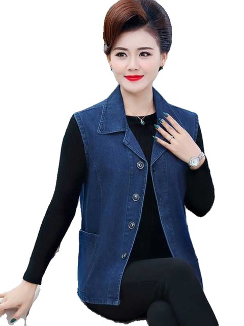 Middle-aged and elderly women wearing horse clips for mothers spring ...