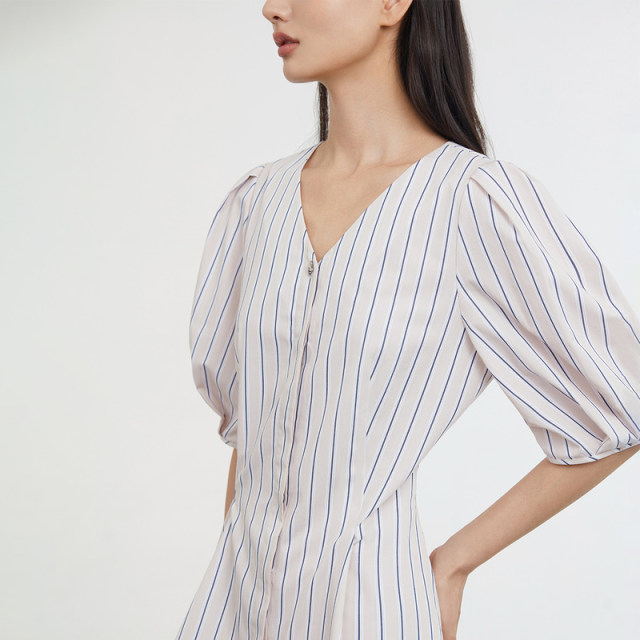 The same style as the mall naivee Naive summer new classic fashion V ...