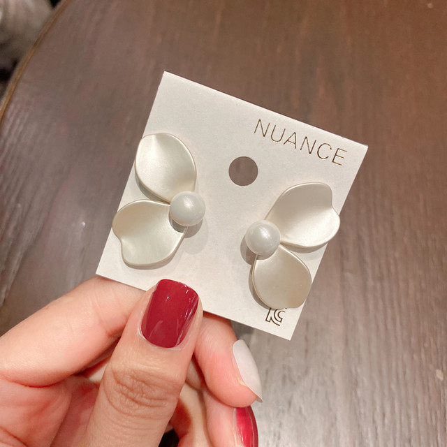 Korean Imported Nuance Simple Pearl Petal Flower Earrings for Women ...