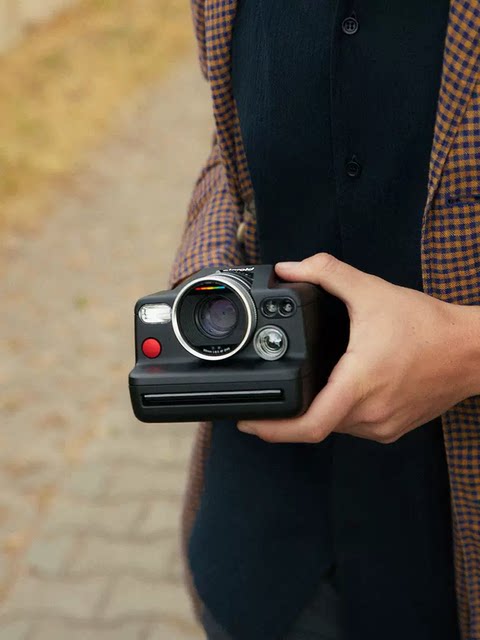 Spot Polaroid i-2 professional-grade instant imaging camera F8 aperture