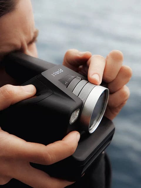 Spot Polaroid i-2 professional-grade instant imaging camera F8 aperture