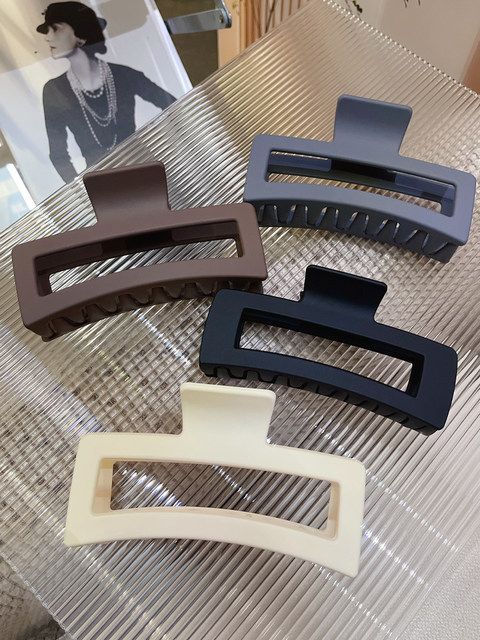 Zhao Lusi, the same matte square black shark bangs grab the INS girl ...