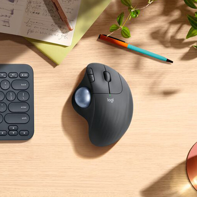 Unpacking Logitech ERGOM575 wireless trackball mouse dual-mode ...
