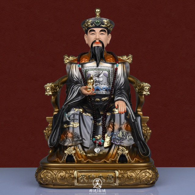 The resin statue of the gray master and grandma of the Hui family is ...