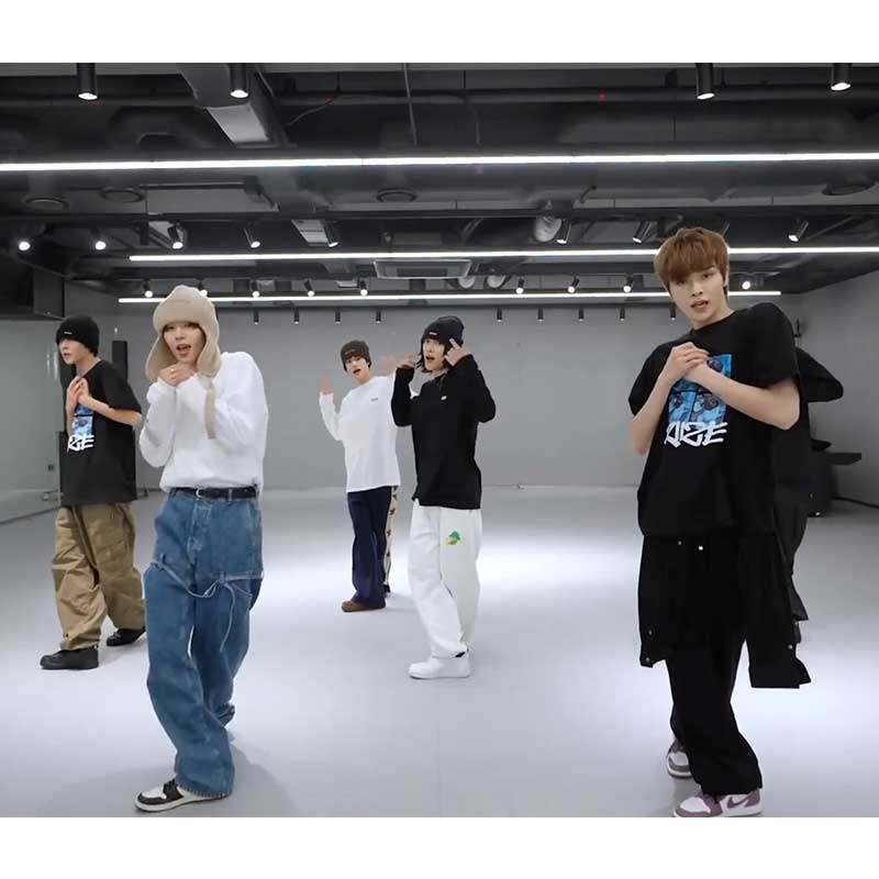 RIIZE dance studio surrounding the same style short-sleeved T-shirt ...