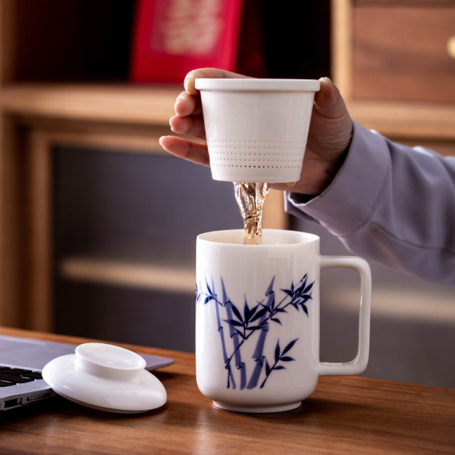 White porcelain tea cup with lid office cup tea separation cup filter ...