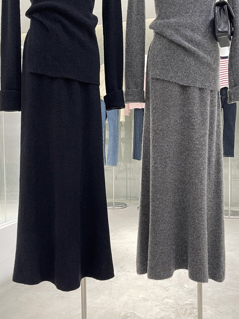 Winter temperament, old money, wind sweater set ~ high -necked slimness ...