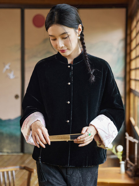 Fiyang Zhenye on both sides wearing winter cotton jackets stands up ...