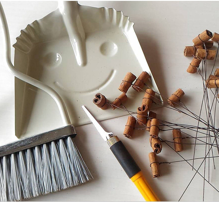 Molly airplane head dulton metal smiley face garbage shovel | Duton