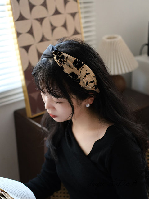 Original niche color matching high-end flocking black cross hair hoop ...