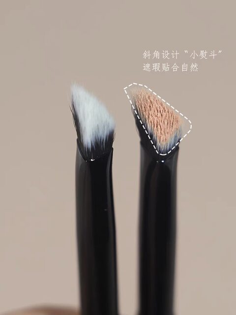 Small iron concealer brush! Oblique head triangular brush matte ...