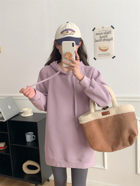 Winter shoulder extension and a velvet skirt in the long -length hooded ...