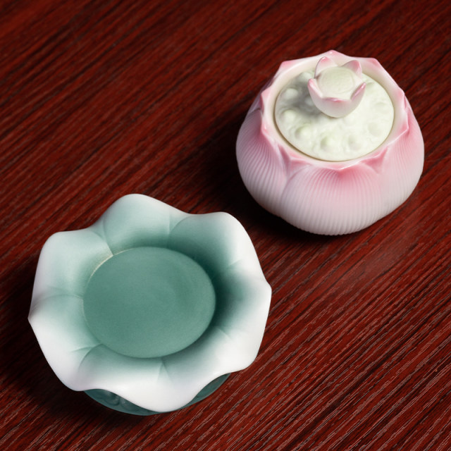 Dai Yutang lotus water supply cup in front of Buddha, purified water ...