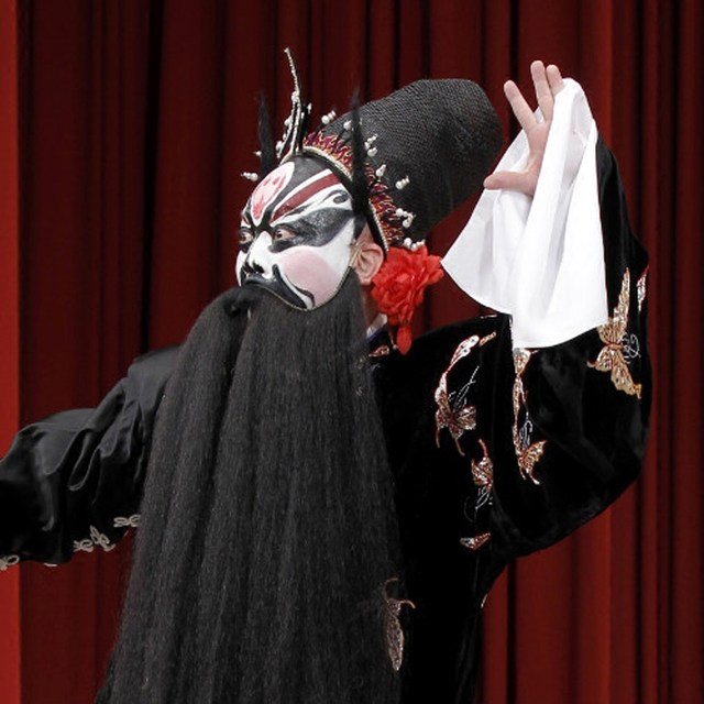 Opera painted face mane hat ponytail ventilated scarf Peking Opera Li ...