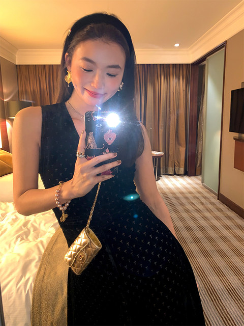 Luo Luo Jie Morning Early Autumn Little Make two sets of dresses 2024 new black velvet hills top top