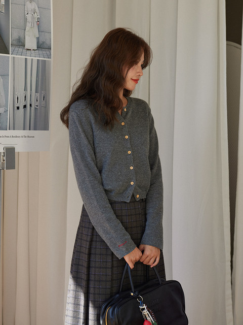 MISAZ recommends this issue! Small details, contrasting embroidery ...