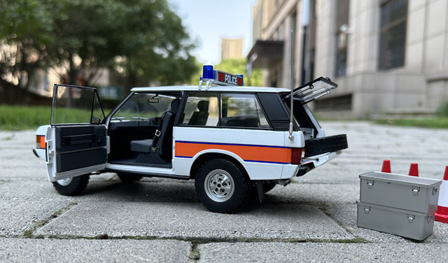 ALMOSTREAL realistic AR1/18 first generation Land Rover Range Rover ...