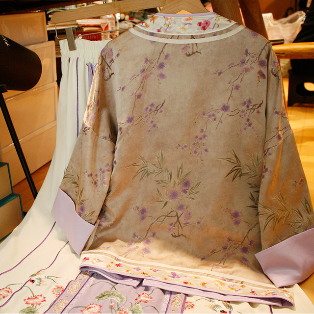 Yiyi's Nine-Color Deer Embroidered Round-Neck Pipa-Collar Jacquard ...