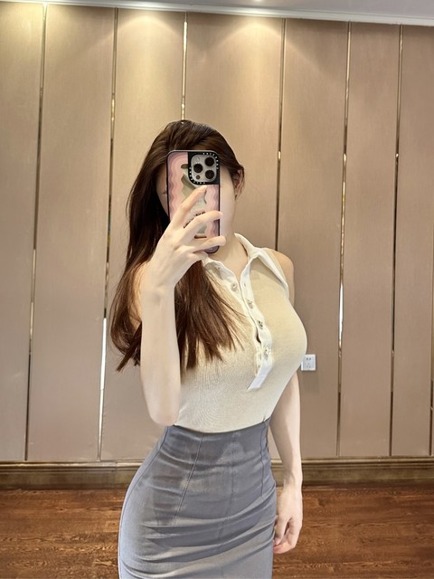 Siri POLO collar titar knitted top design Tong OL short -sleeved cuffless rice apricot vest T