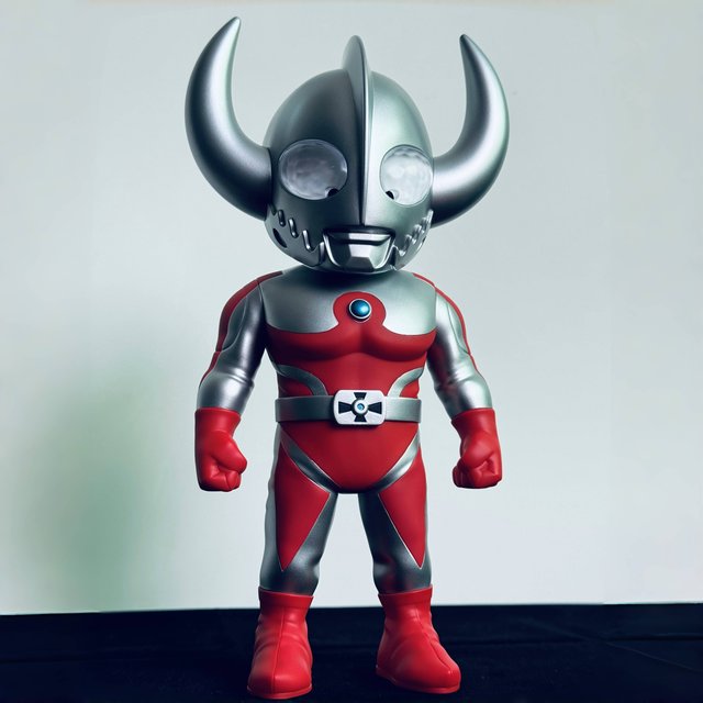 Spot Mazzcot's first generation of Ultraman's father, Bartan Star, hand in hand