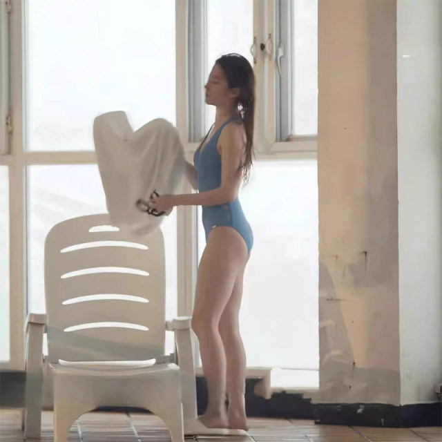 Story of Rose Liu Yifei Huang Yili, the same cross -hanging neck conjoined body pure back, back ...