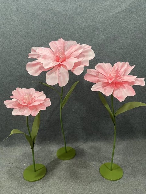 Large -scale wedding prop.