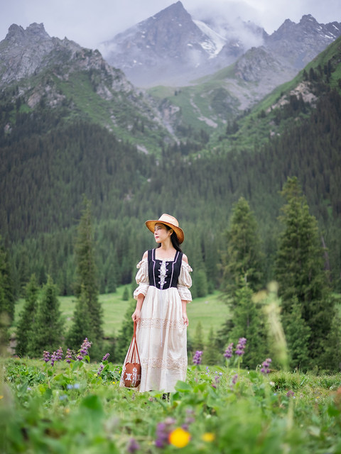 Ideal thirty-year-old women's clothing Bavarian pastoral dress with off ...