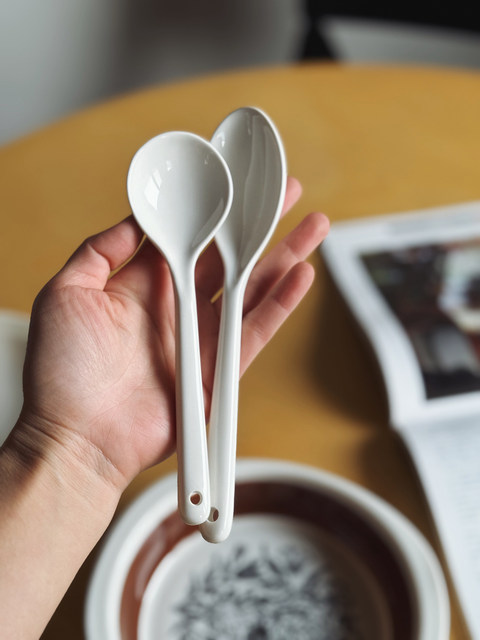 Collect time to use it to drink porridge and soup, white ceramic spoon ...