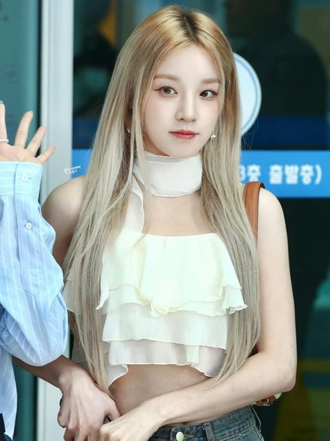 Song Yuqi, the same apricot ruffled chrysanthemum chipper, the female open -back hanging neck ...