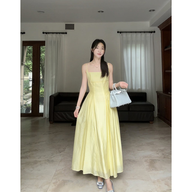 Guo Jiujiu's Tencel French dopamine fugitive princess square neck waist ...