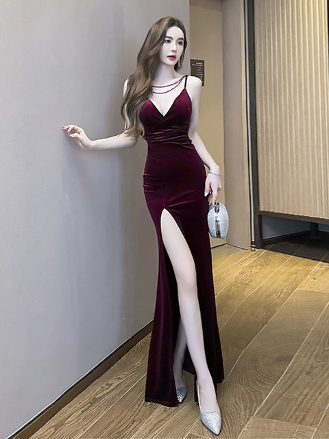 Sexy dress female night scene KTV foot bath soft foot therapy SPA ...