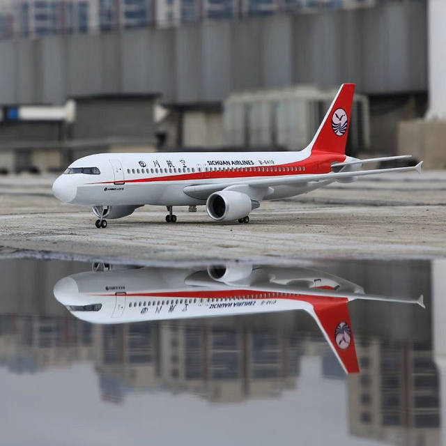 A319 Sichuan Airlines 3U8633 Chinese captain's same aircraft model with ...