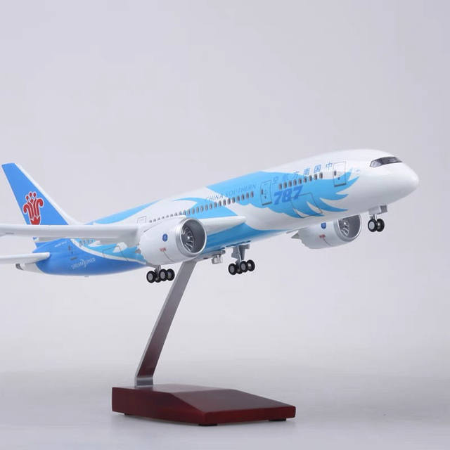 Boeing B787 China Southern Dream with wheels and lights simulation ...