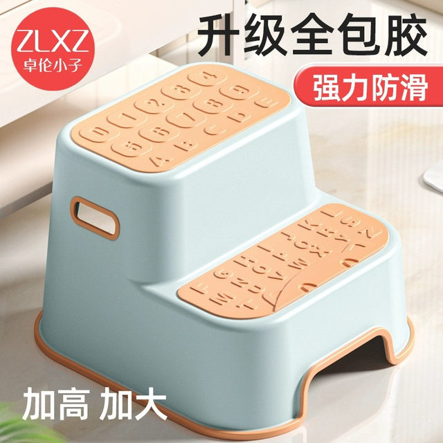 The baby's hand washing step, the foot of the stool, the child washed ...