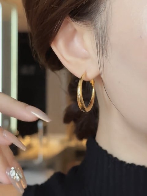 Liu Yifei's same style simple frosted hoop earrings, elegant and high-end earrings, light luxury ...