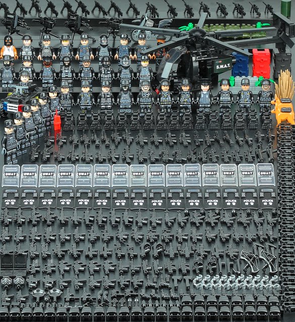 Military building blocks police special forces mannequins eating ...