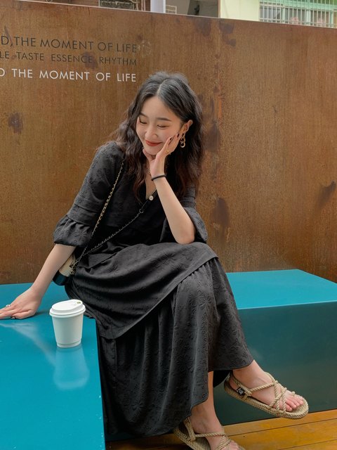 Ren Xiaoyi Early Chun He Benhe Black V -neck Dress, Long Gan, Slender Design Sensory Nicalian ...