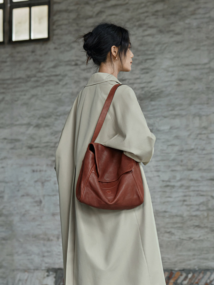Qiu Zhen Vegetable Tanned Cowhide Postman Bag - Retro Leather Shoulder Bag