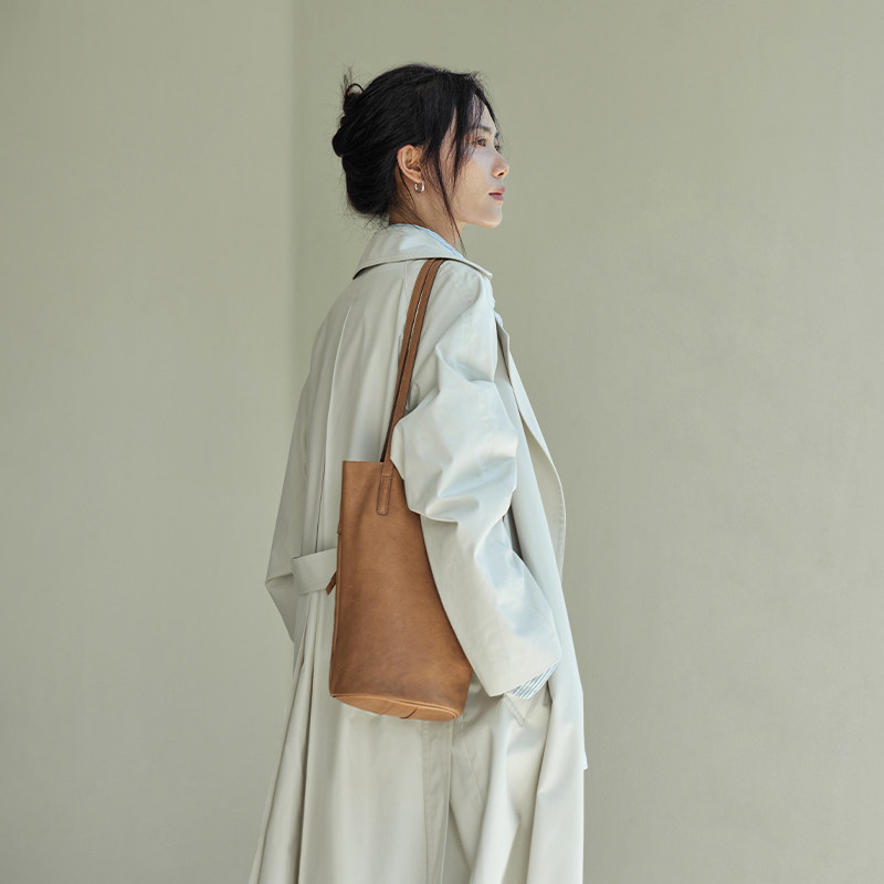 Bolso tipo cubo de cuero Qiu Zhen - Bolso de hombro suave de piel de ...