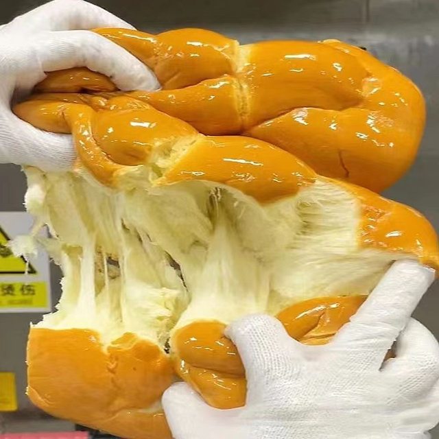 Old-fashioned hand-shred old bread, brushed breakfast, late night snack ...