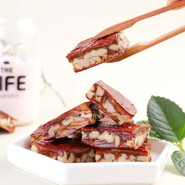 Red dates sandwiched with walnut kernels vacuum small package Xinjiang ...