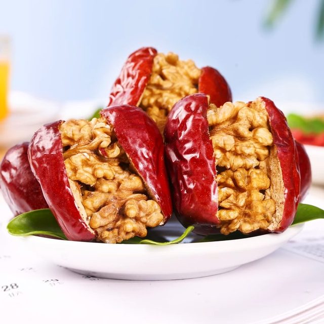 Big red jujube with walnut kernel and raisins small package pregnant ...
